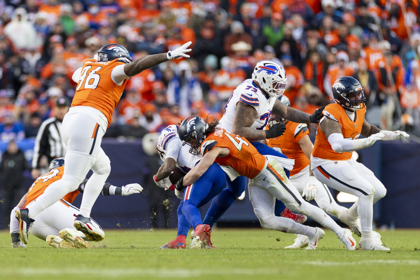 Former CFL linebacker Alex Singleton forces key fumble in Denver ...